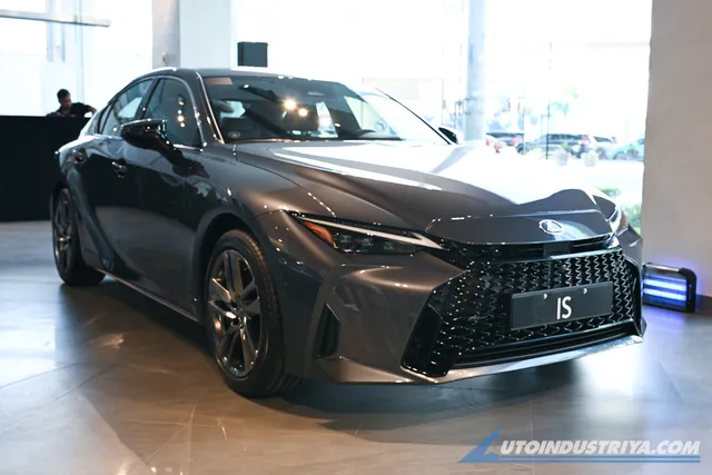 2026 Lexus IS arrives in hybrid and V6 F Sport variants; begins at PHP ...