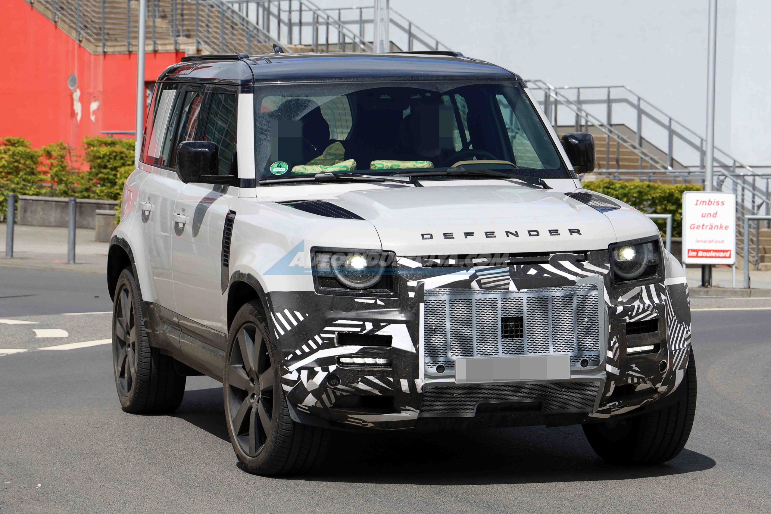 SPIED: Land Rover Defender to get another refresh | AutoIndustriya