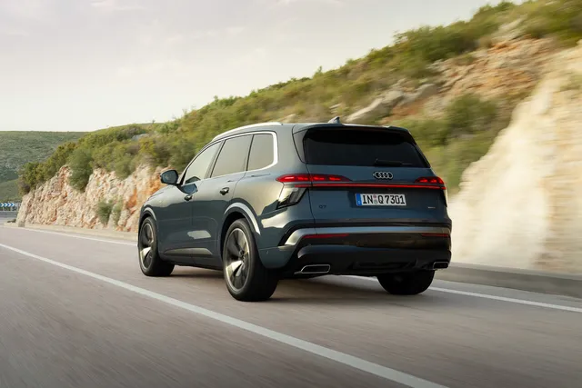 All-new Audi Q7 debuts with turn signals that project onto the road ...